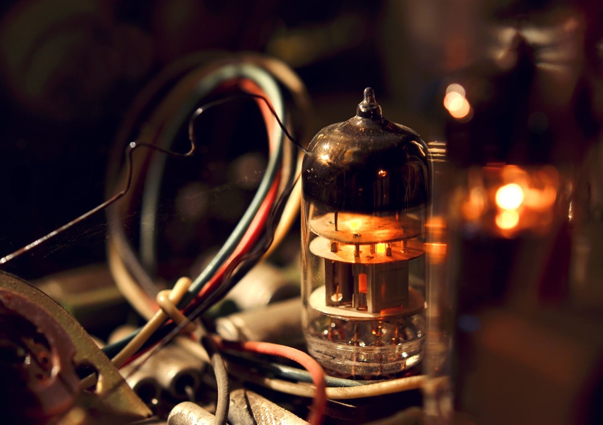 Invention of the First Vacuum Tube Amplifier and Oscillator – City of ...
